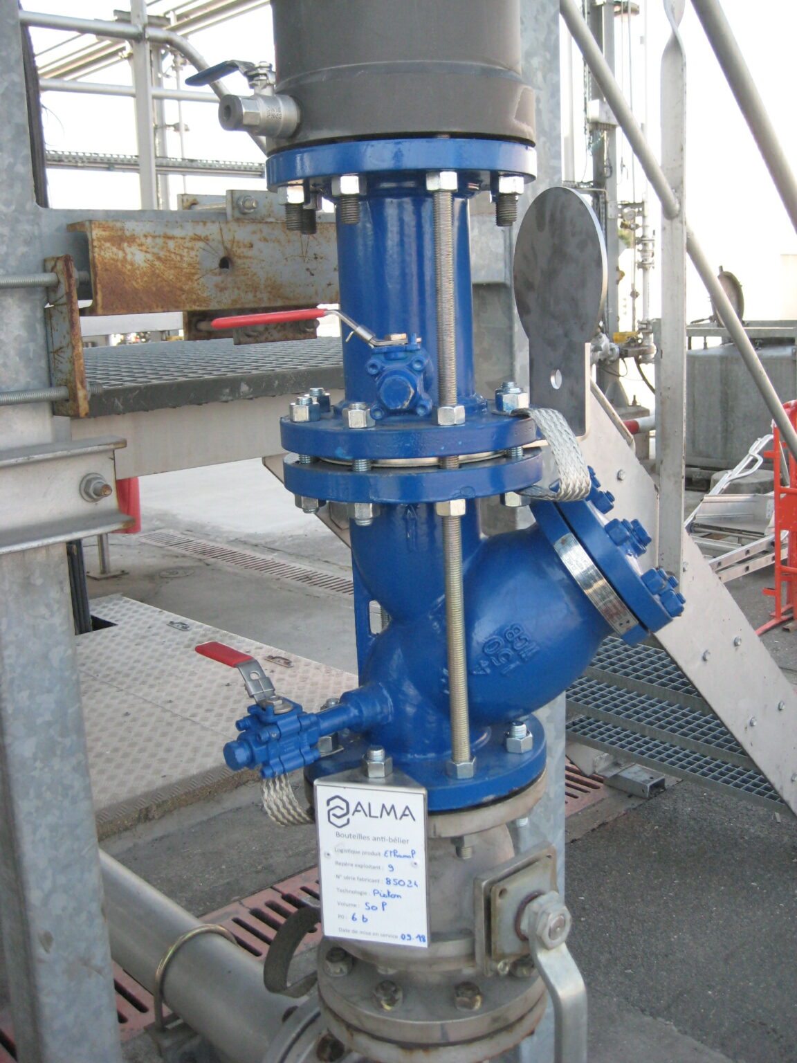 Anti pressure shock portable device - Alma Group